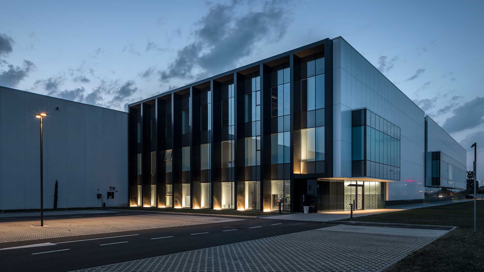 TecnoFerrari il nuovo headquarter realizzato da Level Office Landscape